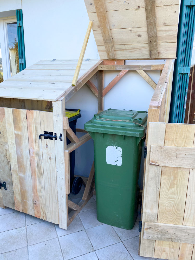 DIY : fabriquer un cache poubelle d'extérieur ! | Une hirondelle dans ...